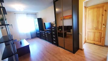 Condo urbano, 2 quartos | 1 quarto, ferros/tábuas de passar roupa, Wi-Fi de cortesia