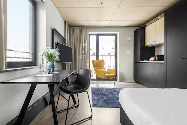 Suite-Estúdio Júnior | Sala de estar | Televisor de ecrã plano de 43 polegadas com canais por cabo, televisor