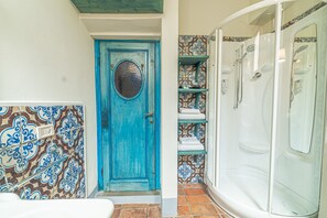 Suíte, varanda, vista para o jardim (Actor) | Banheiro | Produtos de toalete grátis, secador de cabelo, bidê, toalhas de banho