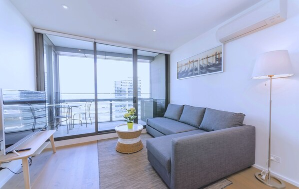 Apartamento, 2 quartos | Sala de estar | Smart TV