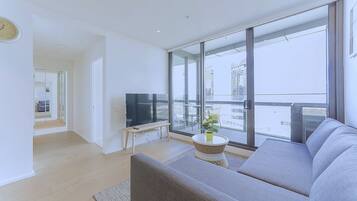 Apartamento, 2 quartos | Sala de estar | Smart TV