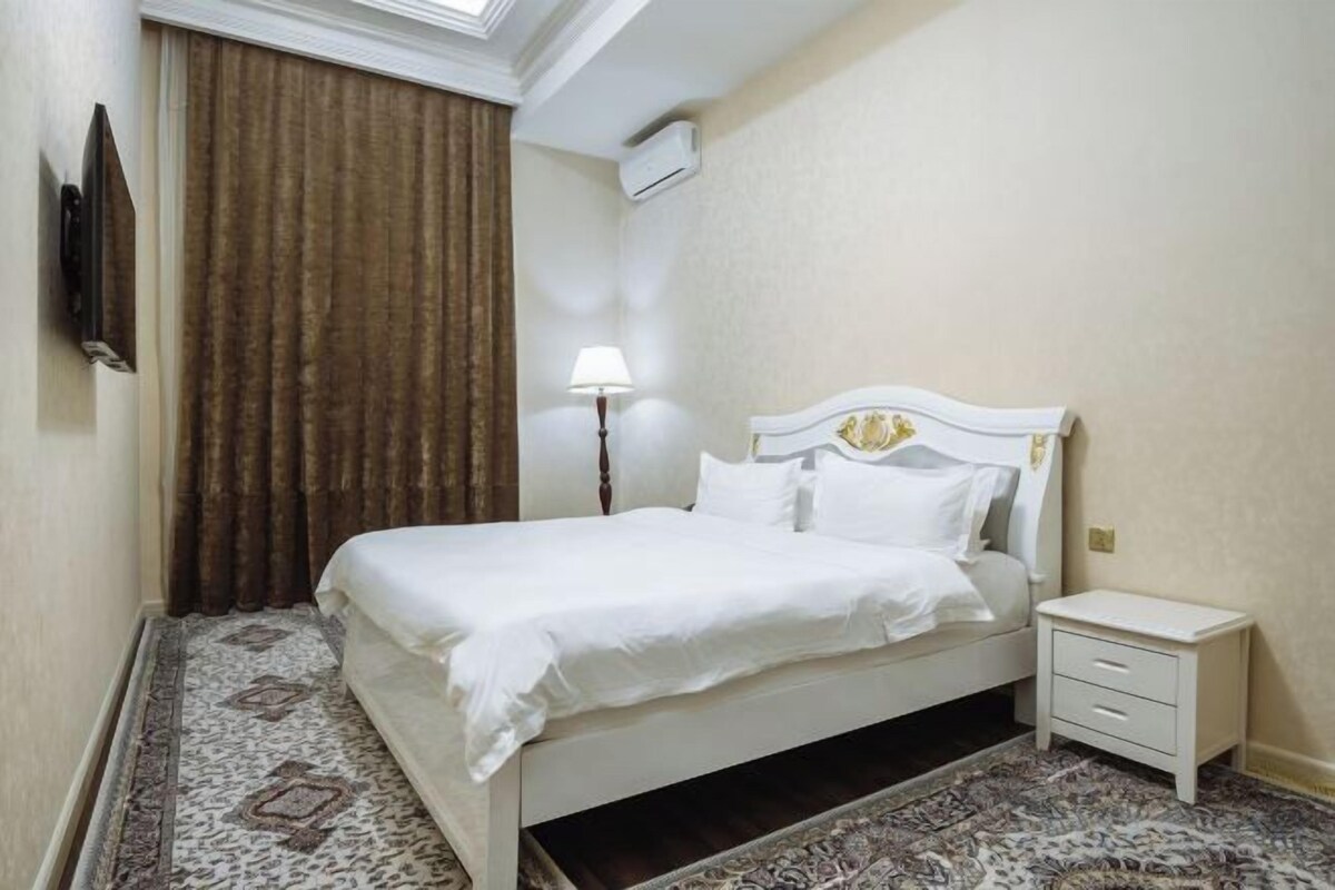 Roupa de alta qualidade, minibar, cofre no quarto, secretária 