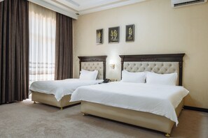 Quarto Duplo Standard | Roupa de alta qualidade, minibar, cofre no quarto, secretária 