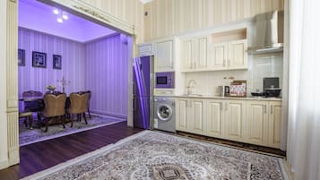 Apartamento, 2 quartos | Cozinha privada | Uma cafeteira/bule, uma chaleira elétrica