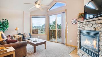 Apartamento em Condomínio Fechado, 2 quartos | Sala de estar | Televisor