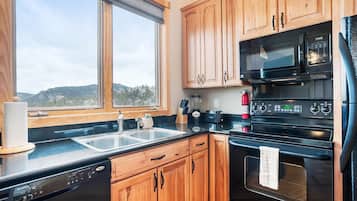 Apartamento em Condomínio Fechado, 2 quartos | Cozinha privada | Um micro-ondas, uma máquina de lavar louça, uma cadeira de bebé