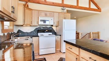 Apartamento em Condomínio Fechado, 2 quartos | Cozinha privada | Um frigorífico, um micro-ondas, um forno, uma máquina de lavar louça