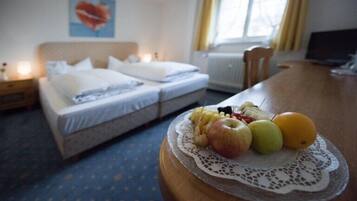 Quarto Clássico com Cama de Casal | Cofre no quarto, secretária, camas desdobráveis, Wi-fi grátis