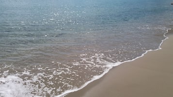 Espreguiçadeiras, guarda-sóis de praia, snorkel, lancha de recreio