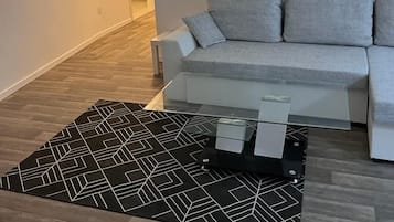 Apartamento em Condomínio Fechado, 2 quartos | Sala de estar | TV de ecrã plano