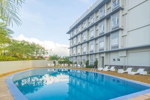 Piscina exterior, da(s) 7:00 à(s) 21:00, guarda-sóis, espreguiçadeiras 