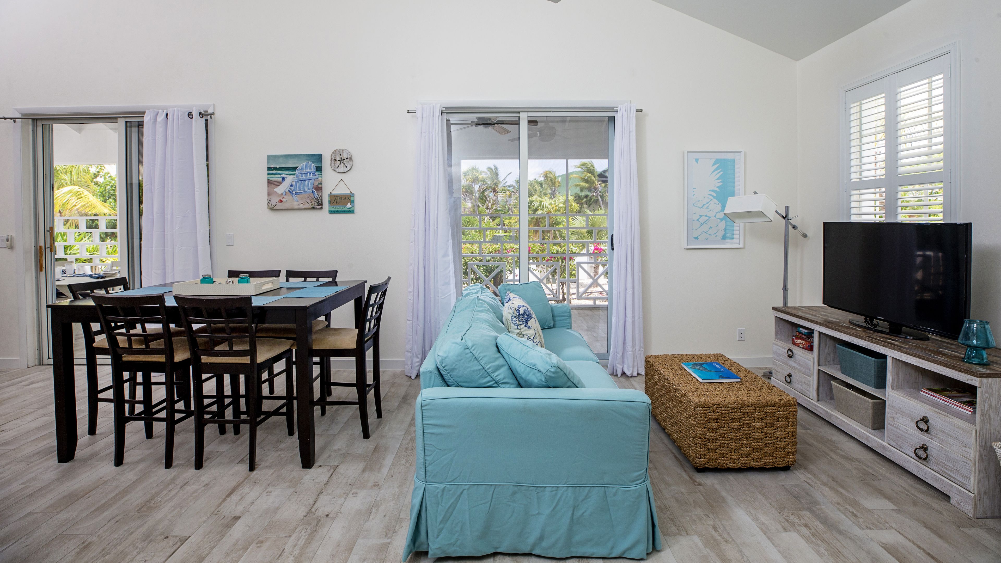 Villa, 3 quartos, piscina privativa | Sala de estar | Televisor de ecrã plano de 50 polegadas com canais por cabo, televisor 