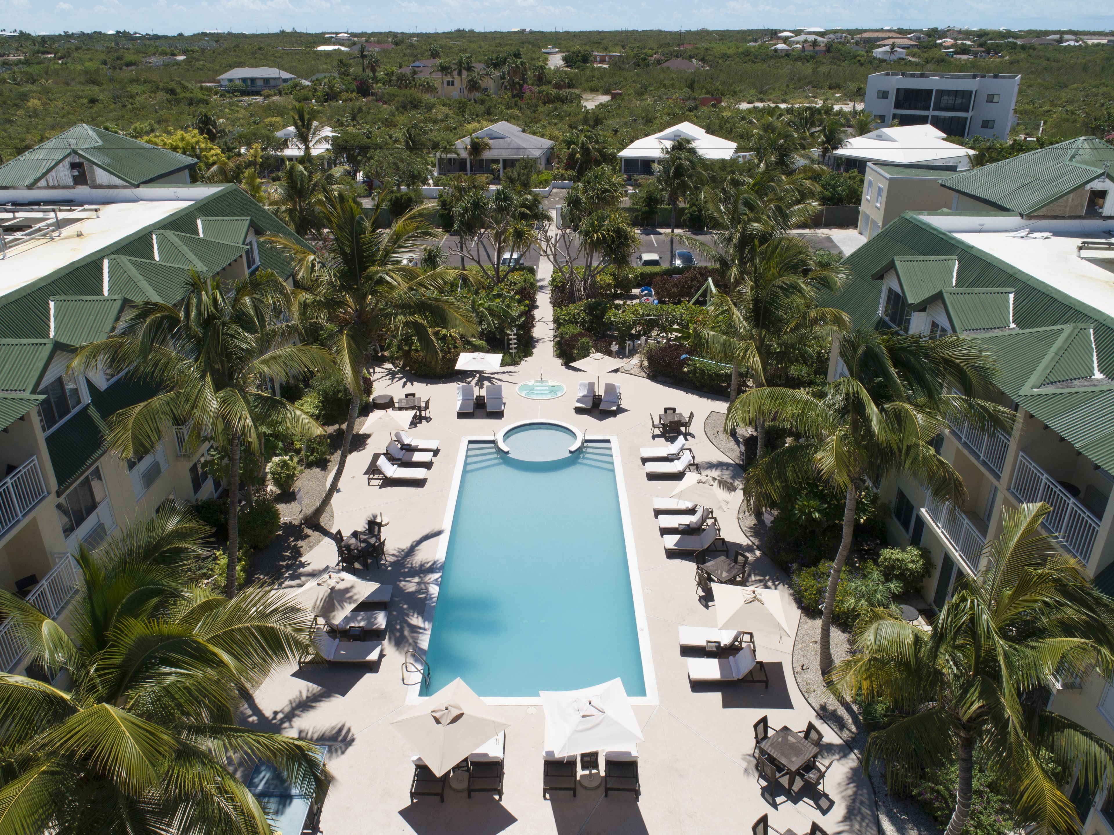 Piscina exterior, espreguiçadeiras 