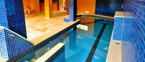 Piscina interior, piscina exterior, espreguiçadeiras