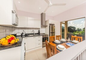 Villa Superior, 2 quartos, vista para o oceano | Cozinha privada | Um frigorífico/congelador grande, um micro-ondas, um forno 