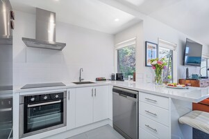 Apartamento Exclusivo, 3 quartos | Cozinha privada | Um frigorífico/congelador grande, um micro-ondas, um forno 