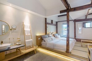 Quarto triplo design | Frigobar (abastecido com itens grátis), cofres nos quartos, escrivaninha