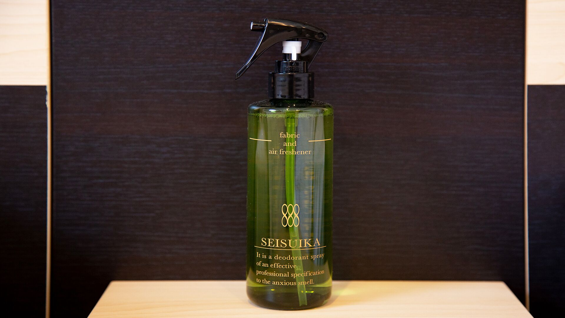 Um frasco de spray Seisuka para aromatizar tecidos e ambientes.