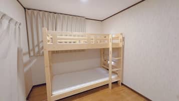 Bungalow Standard (with Fan) | Cortinas/cortinados opacos, Wi-fi grátis, roupa de cama fornecida