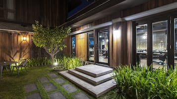 Pequenos-almoços servidos, cozinha italiana, com vista para o jardim