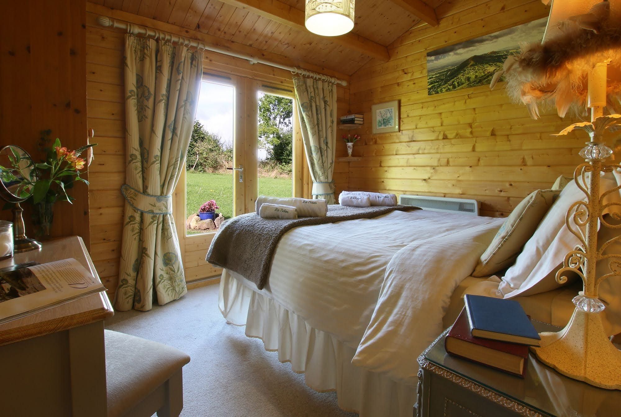 6 Best Log Cabins With Hot Tub Near Birmingham, UK - Updated 2024 | Trip101