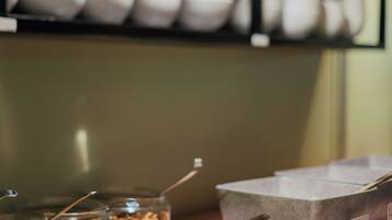 Café da manhã com buffet grátis todos os dias