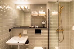 Um polibã, um secador de cabelo, toalhas fornecidas 