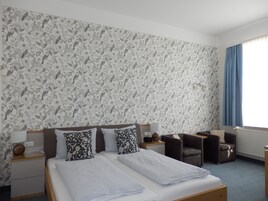 Quarto casal | Roupas de cama antialérgicas, cofres nos quartos, escrivaninha