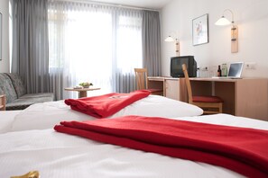 Quarto Duplo | Roupa hipoalergénica, secretária, Wi-fi grátis, roupa de cama fornecida