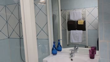 Quarto Familiar, 1 cama queen-size e sofá-cama | Lavatório na casa de banho