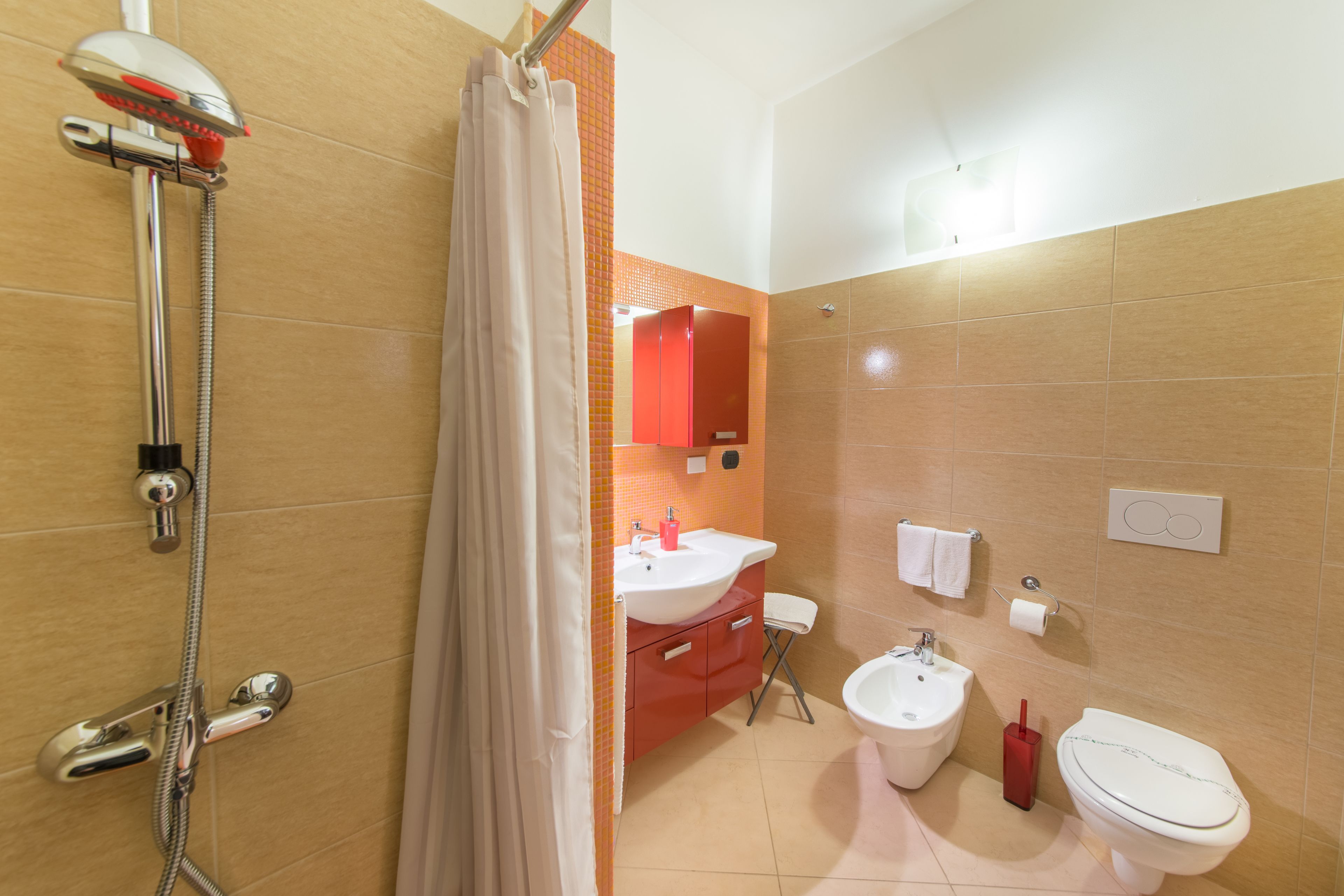 Quarto Triplo Deluxe | Casa de banho | Um polibã, artigos de higiene pessoal grátis, um secador de cabelo 