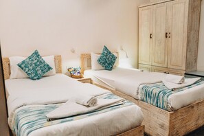 Quarto Twin Deluxe, não fumadores | Com mobília individualizada, Wi-fi grátis, roupa de cama fornecida