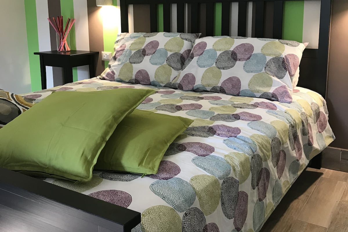 Quarto Quádruplo Clássico | Minibar com produtos grátis, cofre no quarto, secretária