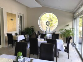 Pequeno-almoço tipo buffet diário mediante uma taxa 