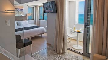 Suite, 2 quartos, vista para o mar | Sala de estar | Televisor