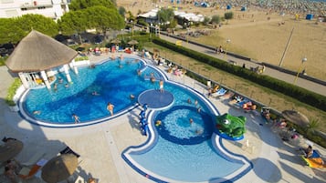 Piscina externa sazonal, funciona das 9h às 19h, guarda-sóis