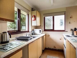 Casa de campo | Cozinha privada | Chaleira elétrica, talheres/pratos/utensílios de cozinha