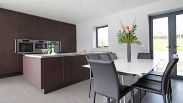 Casa de Campo | Cozinha privada | Um frigorífico, um micro-ondas, uma placa de cozinha