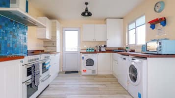 Casa de campo | Cozinha privada | Micro-ondas, cooktop, lava-louças, talheres/pratos/utensílios de cozinha