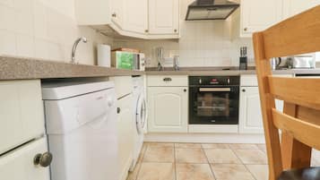 Casa de Campo | Cozinha privada | Uma máquina de lavar louça, utensílios de cozinha