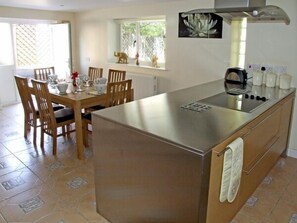 Casa de Campo | Cozinha privada | Uma placa de cozinha, uma máquina de lavar louça, utensílios de cozinha 