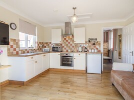 Casa de Campo | Cozinha privada | Um frigorífico, um micro-ondas, uma placa de cozinha 