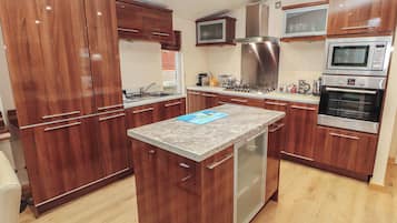 Casa de Campo | Cozinha privada | Um frigorífico, um micro-ondas, uma máquina de lavar louça