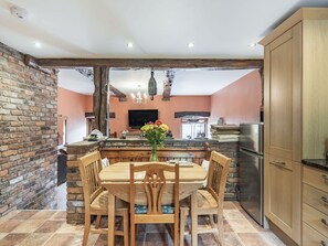 Casa de campo | Cozinha privada | Micro-ondas, cooktop, lava-louças, talheres/pratos/utensílios de cozinha