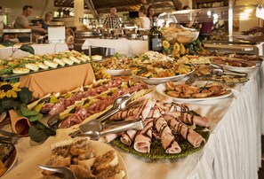 3 restaurantes: opção de almoço e jantar