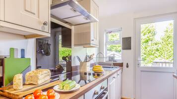 Casa de Campo | Cozinha privada | Um frigorífico, um micro-ondas, uma placa de cozinha