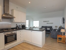 Casa de Campo | Cozinha privada | Um frigorífico, um micro-ondas, uma placa de cozinha 