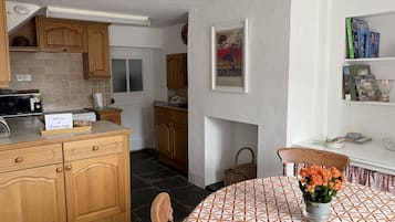 Casa de Campo | Cozinha privada | Um frigorífico, um micro-ondas, uma placa de cozinha