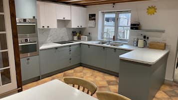 Casa de Campo | Cozinha privada | Um frigorífico, um micro-ondas, uma placa de cozinha