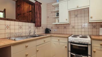 Geladeira, micro-ondas, cooktop, cadeirão de bebê